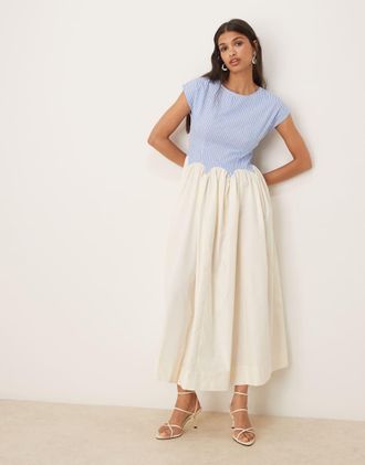 Never Fully Dressed Robe longueur mollet en coton ray&eacute; &agrave; ourlet plongeant - Bleu/blanc-Multicolore