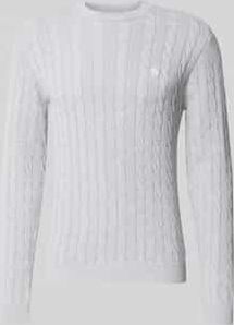 Review Strickpullover mit Zopfmuster und Logo-Stitching