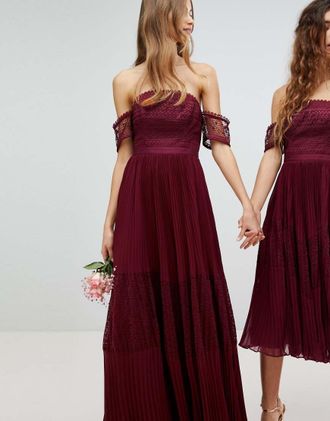 Asos ASOS - Robe longue en guipure &agrave; empi&egrave;cements en dentelle de qualit&eacute; sup&eacute;rieure-Rouge