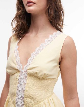 Daisy Street Minikleid in Gelb mit V-Ausschnitt, Spitzendetail und gesmokter Taille
