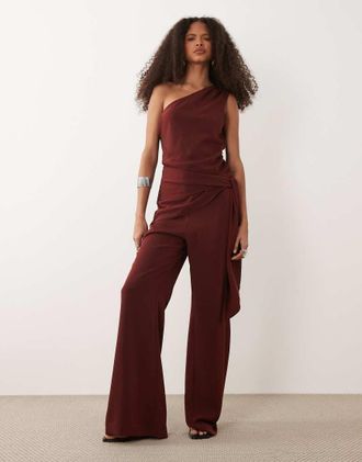 Mango Jumpsuit in kr&auml;ftigem Rot mit One-Shoulder-Tr&auml;ger und Bindeg&uuml;rtel