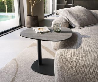 DELIFE Beistelltisch Edge Boot 60x60 cm Keramik Beton Grau Eleny Metall Schwarz, Beistelltische