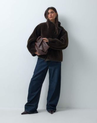 Asos kurze Borg-Jacke mit asymmetrischem Trichterkragen in Schokobraun