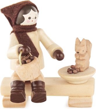 Dregeno Seiffen eG Seiffen eG M&auml;dchen auf Bank f&uuml;ttert Eichh&ouml;rnchen