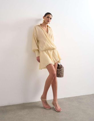 Topshop Hemdblusenkleid in strukturiertem Wollwei&szlig; mit tief angesetzter Taille und Wickeldesign