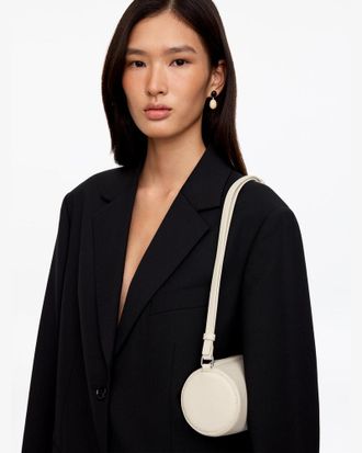 Arket Zylindrische Schultertasche Aus Leder -Wei&szlig;
