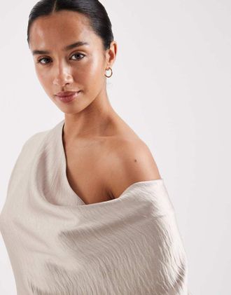 Tfnc Petite Bridesmaids - Schulterfreies Maxikleid aus Satin in zartem Goldton-Goldfarben