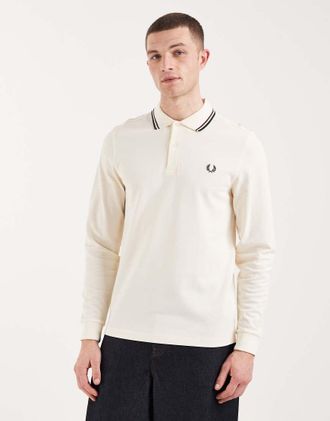 Fred Perry Lang&auml;rmliges Polohemd in Cremewei&szlig; mit zwei Zierstreifen und Logo-Goldfarben
