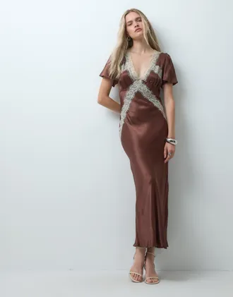 Reclaimed Vintage robe longue de style tea dress en satin avec bordure en dentelle marron