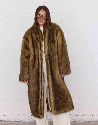 Aria Cove Manteau long et oversize sans col en fausse fourrure avec liser&eacute;s marron