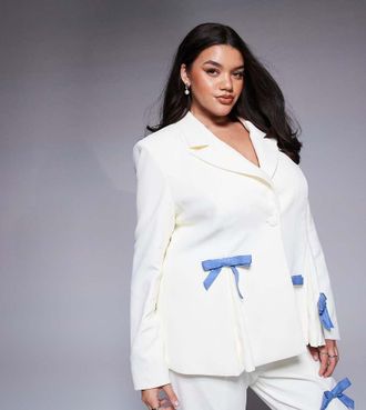 Asos Curve - Blazer densemble habill&eacute; avec noeuds en denim - Cr&egrave;me-Blanc