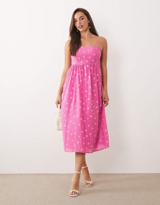 Vila Robe longue textur&eacute;e &agrave; bretelles fines et appliqu&eacute;s fleuris en relief - Rose
