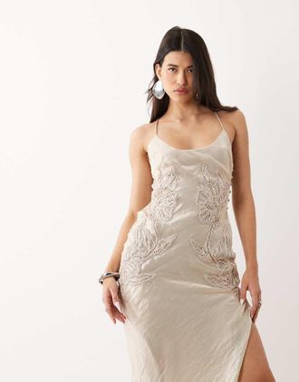 Asos Robe caraco mi-longue en satin froiss&eacute; &agrave; encolure d&eacute;gag&eacute;e et ornements fleuris - Argent&eacute;