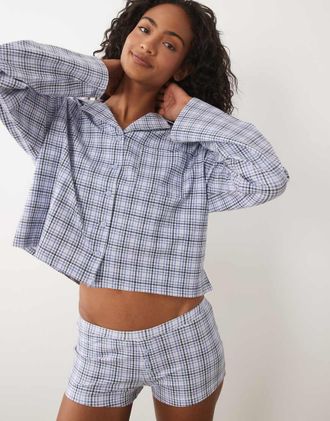 Cotton On Pyjama-Hemd mit weichem, kastigem Schnitt und Knopfleiste mit passender Shorts in blauem Mikro-Karo-Multi
