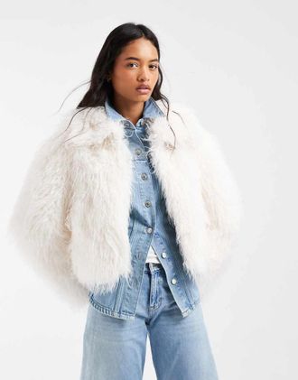 Urban Code Jacke in Wei&szlig; mit faux-fur