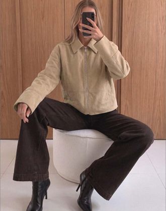 NA-KD Jacke in Beige in Wildlederoptik mit Rei&szlig;verschluss-Neutral