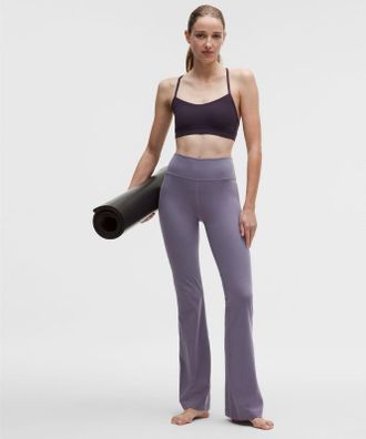lululemon Groove Hose mit ausgestelltem Bein und hohem Bund aus Nulu Kurz f&uuml;r Frauen - Gr&ouml;&szlig;e 10 in Grape Mist