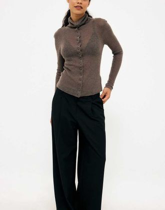 NA-KD top boutonn&eacute; en maille fine de laine en mauve-Marron