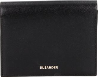 Jil Sander est porteuse de documents