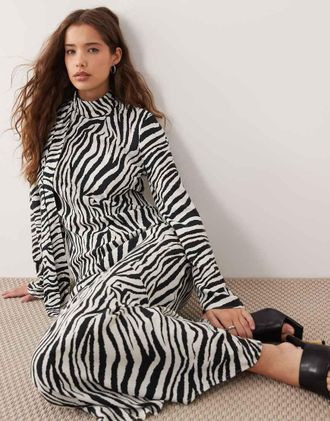 Asos Robe longue &agrave; imprim&eacute; z&eacute;brures avec col montant et d&eacute;tail foulard-multicolore