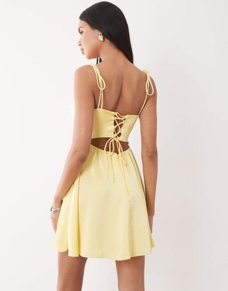 Ra-Re London - Robe courte fluide en satin avec corsage fronc&eacute; et liens dans le dos - Jaune
