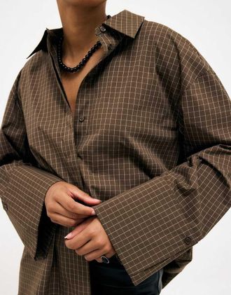 NA-KD chemise oversize en coton &agrave; poignets d&eacute;taill&eacute;s &agrave; carreaux marron-Multi