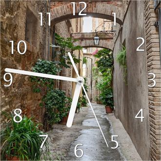 Wallario Design-Wanduhr Grüne italienische Gasse - mit Alten Bögen aus Glas, Motiv-Uhr Größe 20 x 20 cm, weiße Zeiger