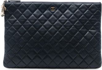 Chanel Clutches - CC Large Quilted Lambskin O Case Clutch - Gr. unisize - in Blau - f&uuml;r Damen
