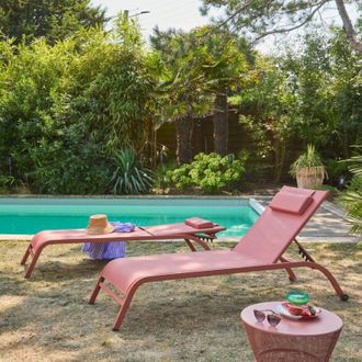 Sweeek Lot de 2 bains de soleil acier terracotta multi positions avec coussin et roulettes - Ona
