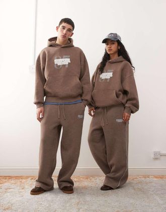 Reclaimed Vintage x Stranger Things - Unisex-Jogginghose in verwaschenem Braun mit Logo-Brown