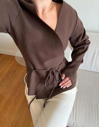 NA-KD figurbetonte Strickjacke mit geformten &Auml;rmeln in Dunkelbraun