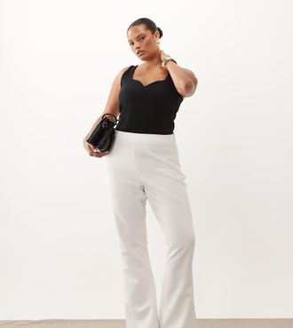 Asos Curve pantalon &eacute;vas&eacute; ajust&eacute; cr&egrave;me-Blanc