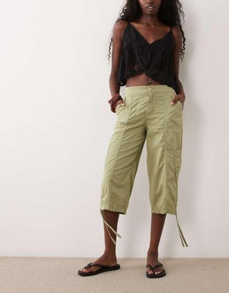 Miss Selfridge Cargo-Caprihose in Salbeigr&uuml;n