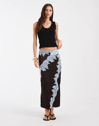 Vero Moda Jupe mi-longue en satin avec taille haute et d&eacute;tail en dentelle - Marron chocolat