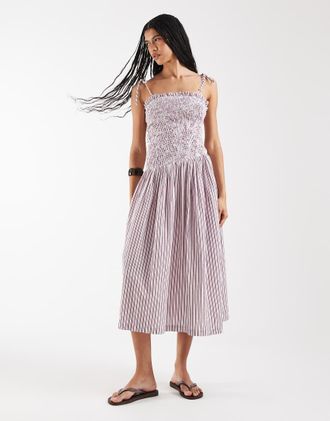 Reclaimed Vintage Gestreiftes Sommerkleid in Burgunderrot und Cremewei&szlig; mit gesmoktem Oberteil-Mehrfarbig