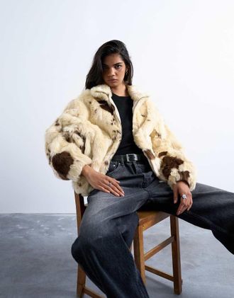 Topshop Bomber en fausse fourrure imprim&eacute; vache avec col chemin&eacute;e - Cr&egrave;me-Blanc