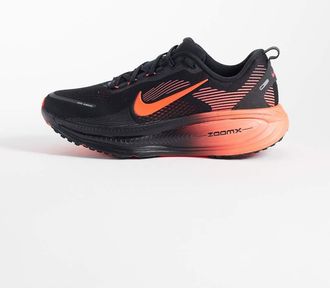 Nike Vomero 18 baskets de running noires et rouges