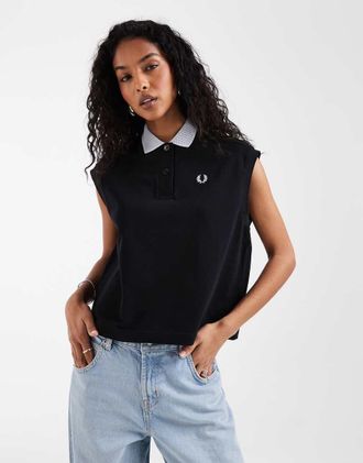 Fred Perry &Auml;rmelloses Polohemd in Schwarz mit kontrastierendem Kragen aus Netzstoff