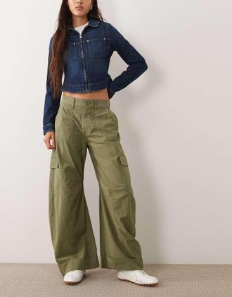 Asos l&auml;ssige Cargo-Hose mit umgeschlagenem Saum in Khaki-Gr&uuml;n