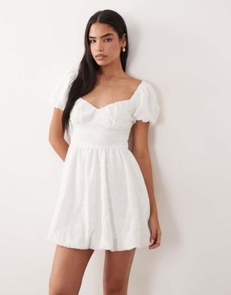 Gina Tricot Gina Tricot - Robe courte &agrave; manches courtes bouffantes et broderies fleuries - Blanc
