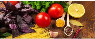 Wallario Glasbild Italienisches Menü mit Spaghetti, Tomaten, Basilikum und Gewürzen - 32 x 80 cm Wandbilder Glas in Premium-Qualität: Brillante Farben, freisch