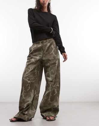 Weekday Weit geschnittene Hose aus Ripstop mit Military-Muster-Gr&uuml;n