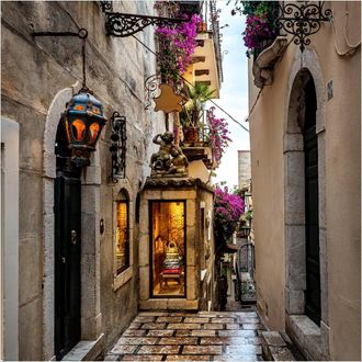 Wallario Sticker/Aufkleber f&uuml;r K&uuml;hlschrank/Geschirrsp&uuml;ler/K&uuml;chenschr&auml;nke, Selbstklebende Folie - 60 x 60 cm, Motiv: Altstadtgasse im Regen