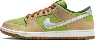 Nike Herren SB Dunk Low Pro Sneaker, Sesame Metallic Silver Pear Fir, 44.5 EU
