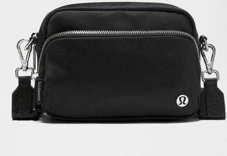 lululemon Sac bandouli&egrave;re Everywhere 2L Finitions m&eacute;talliques - Noir