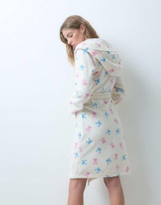 Urban Threads peignoir &agrave; capuche en polaire cr&egrave;me avec imprim&eacute; noeuds pastel-Blanc