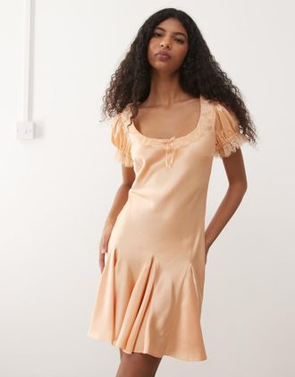 Reclaimed Vintage Robe r&eacute;tro courte avec bordures en dentelle et godets - P&ecirc;che-Orange