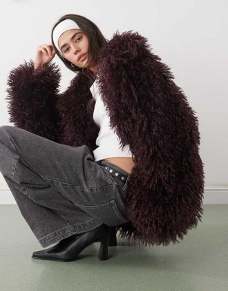 Monki Manteau court oversize en fausse fourrure effet pelucheux avec col - Bordeaux-Rouge