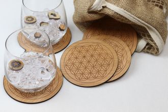 Generic Holz-Untersetzer mit Lasergravur - Lebensblume-Motiv aus lackiertem Kirschbaumholz. 4er Set