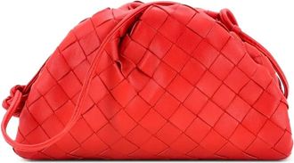 Bottega Veneta sac &agrave; bandouli&egrave;re The Pouch Intrecciato Nappa format mini - Rouge